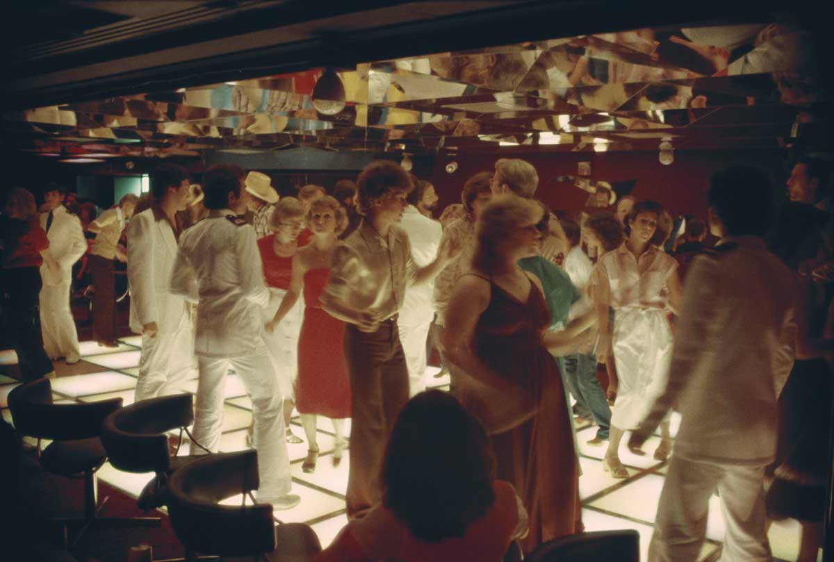 10 Photos That Take You Inside a Typical Friday Night Out in the 1970s