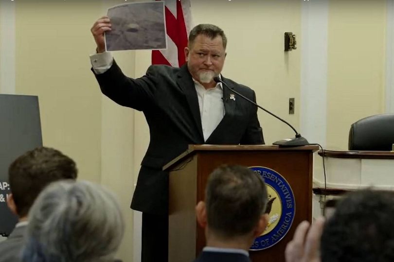 UFO '1,000-foot-long alien spaceship' spotted by pilot in photo