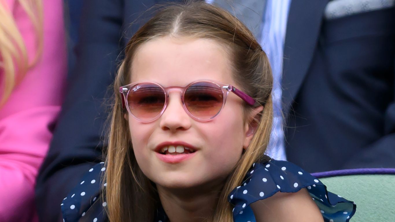 Pour ses dix ans, la princesse Charlotte pose derrière l'objectif de ...