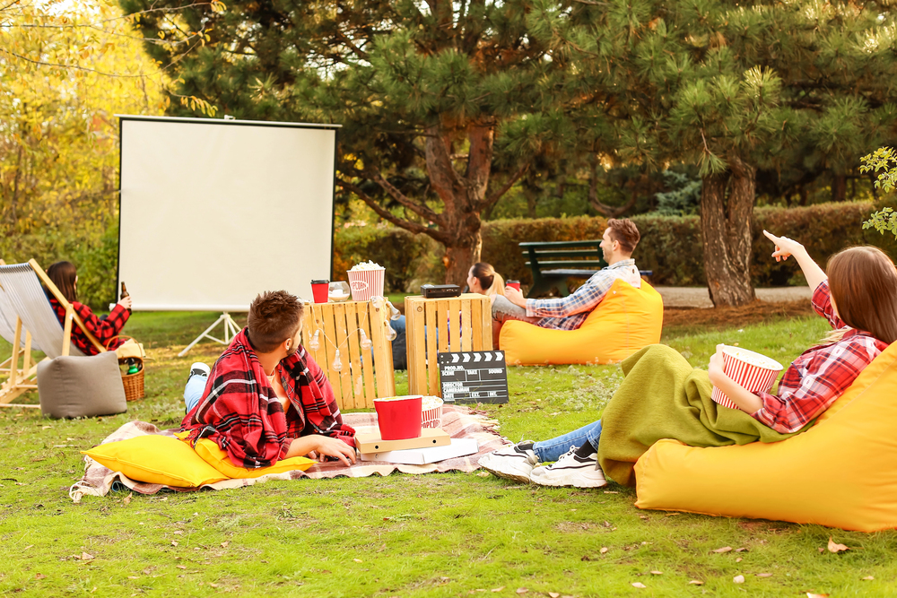 20 Summer Outdoor Movie Night Setup Ideas