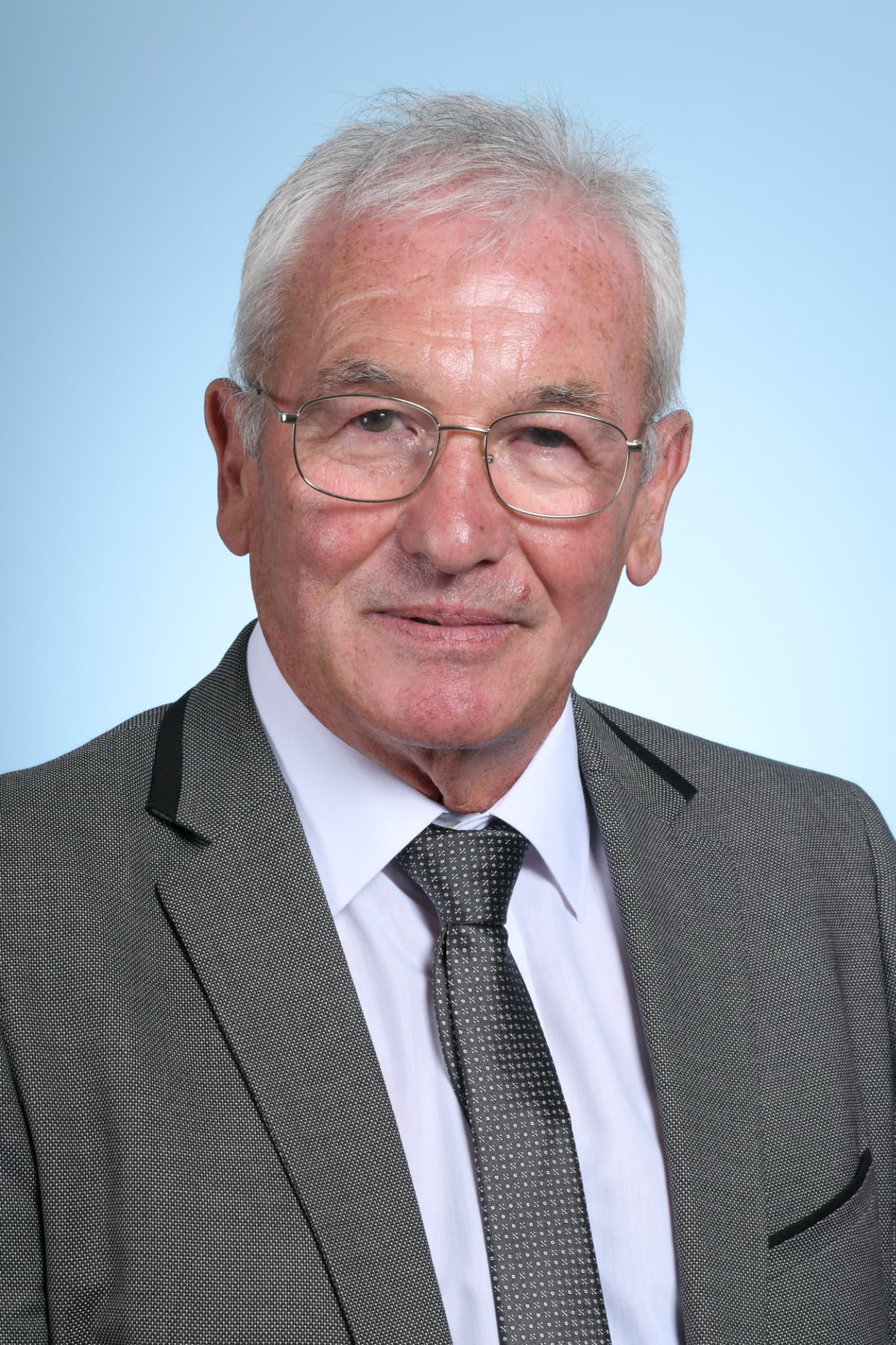 "Un Maghrébin n’a pas sa place dans les hauts lieux de l’État": un ex ...