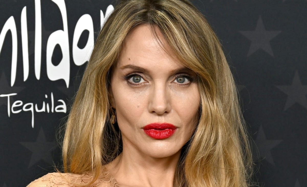 Angelina Jolie & Son Knox Step Out for Super Rare Joint Outing & He ...