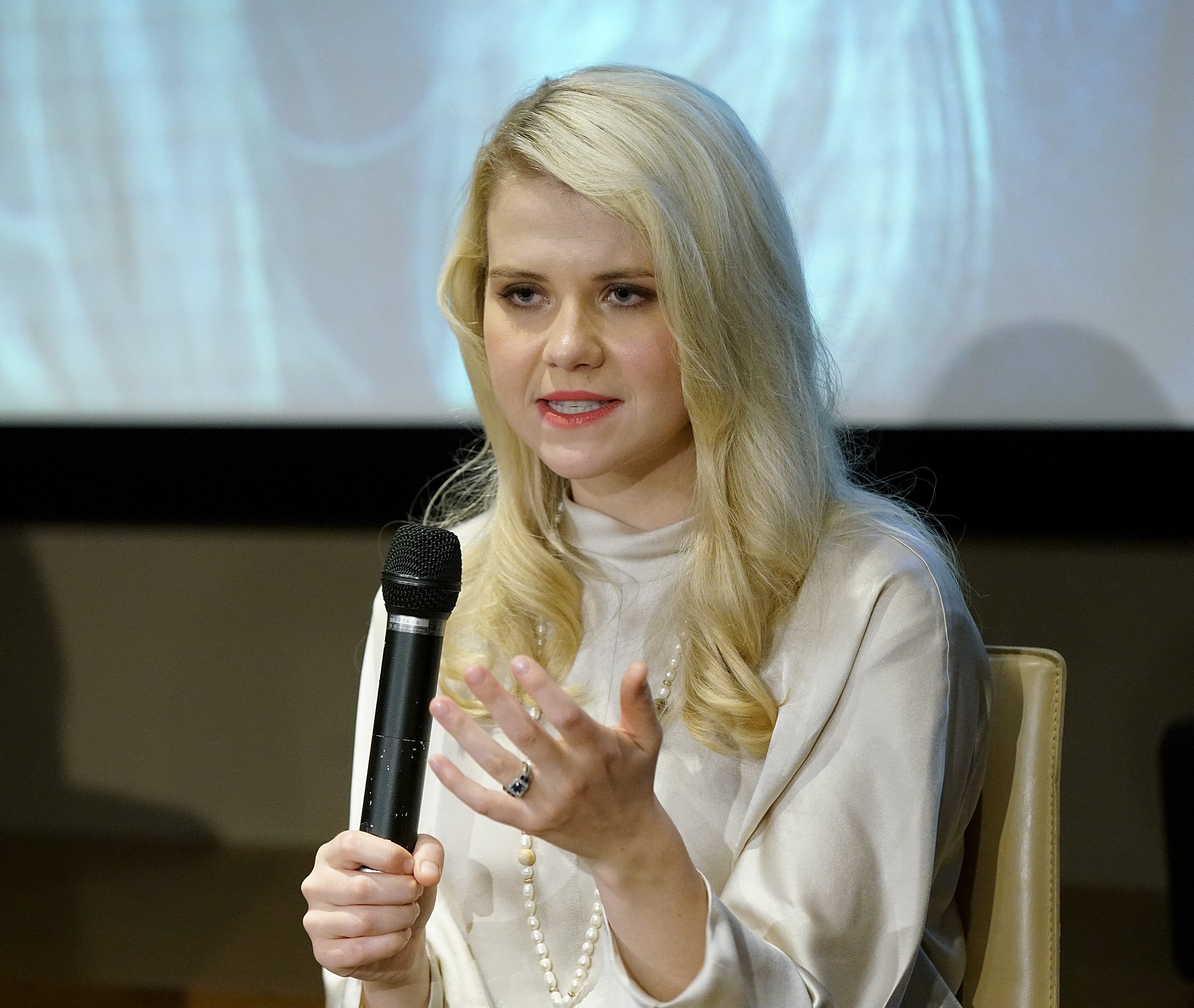 Elizabeth Smart stuns fans with new look as competitive bodybuilder