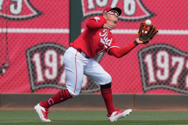 Reds put OF Austin Hays on IL, activate OF Jake Fraley