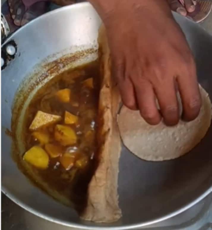 Viral Jugaad Video: एक ही कड़ाही में बनी रोटी और सब्ज़ी, सोशल मीडिया पर 122 मिलियन views