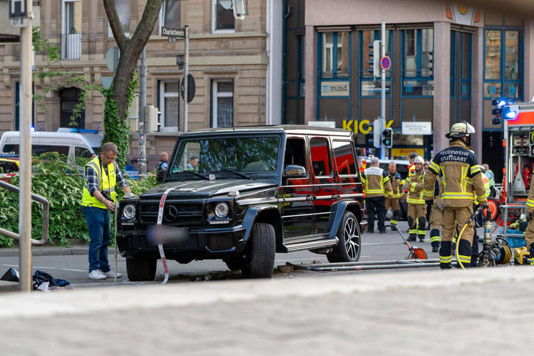 Stuttgart: Autolenker fährt mit Geländewagen in eine Personengruppe