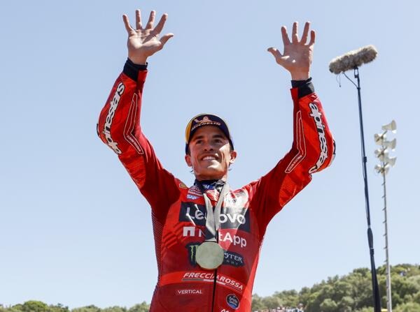 Marc Marquez freut sich über Alex' Sieg: Doch sein Ehrgeiz überwiegt