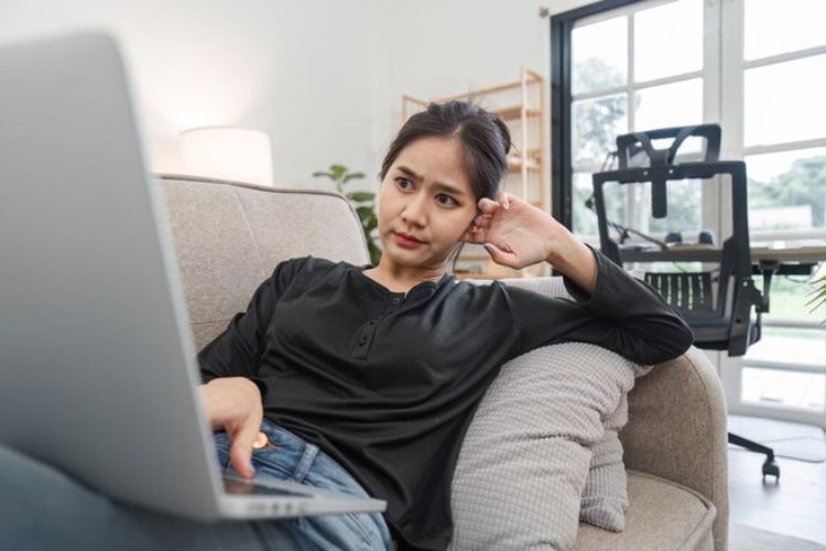 Orang yang Selalu Mematikan Kamera di Meeting Zoom Biasanya Memiliki 7 ...