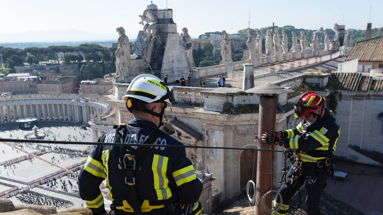 Donald Trump deelt AI-beeld van zichzelf als nieuwe paus