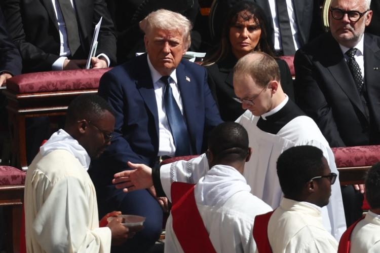 Avant le conclave, Donald Trump publie une photo de lui habillé en pape