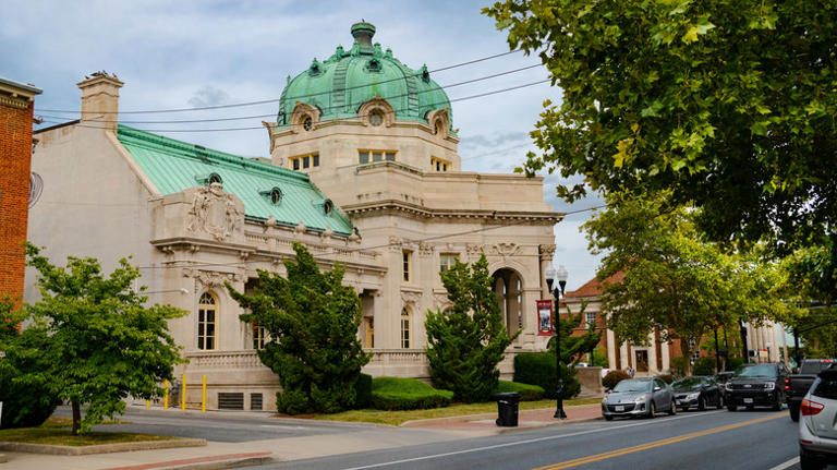 Tucked In Virginia's Shenandoah Valley Is A Quaint City Of Tree-Lined ...