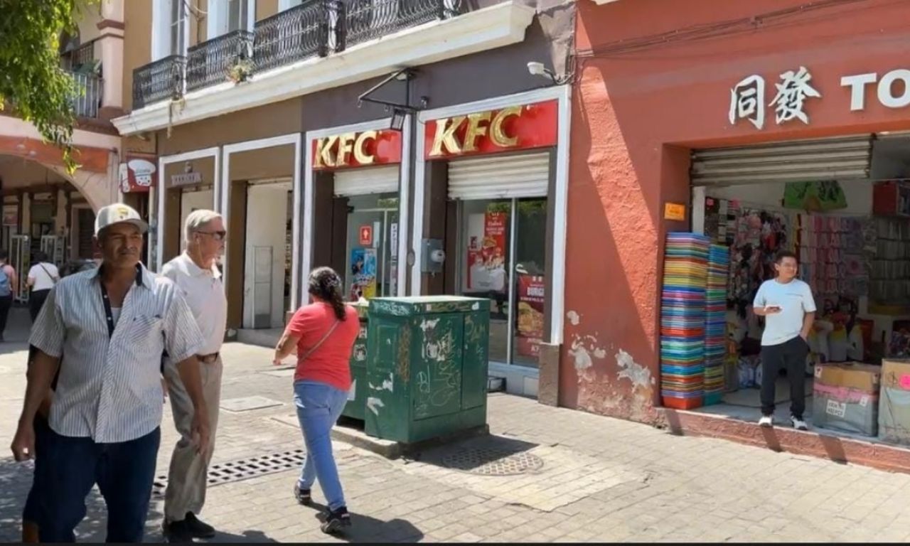 Roban tienda de comida rápida frente a la presidencia municipal de Tepic