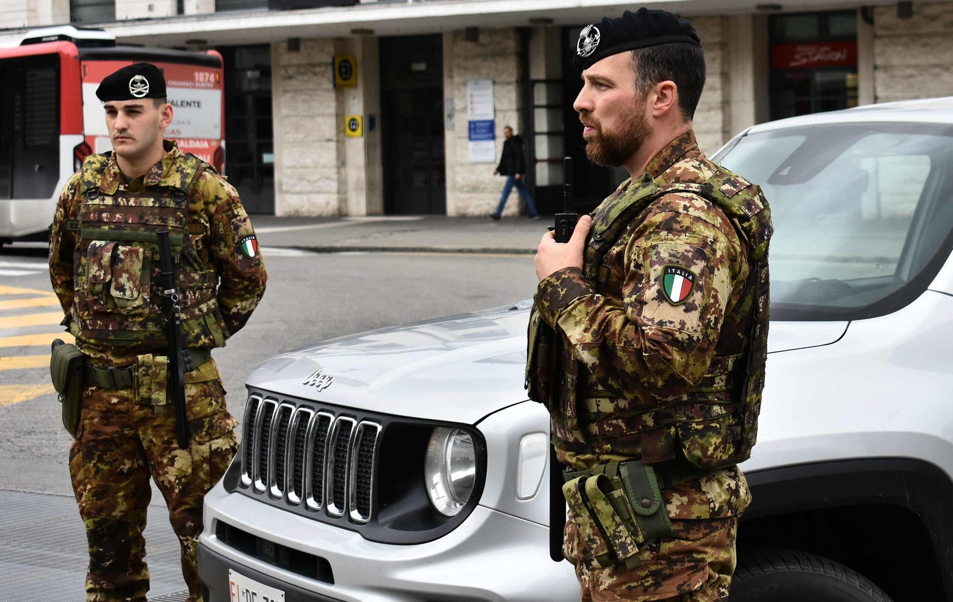 I militari intervengono per sedare una rissa. Sassaiola contro la ...