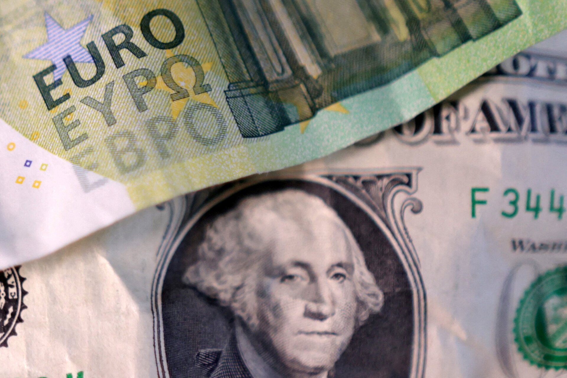 Παίρνει ο κόσμος διαζύγιο από το δολάριο; Και τι σημαίνει αυτό για το ευρώ;