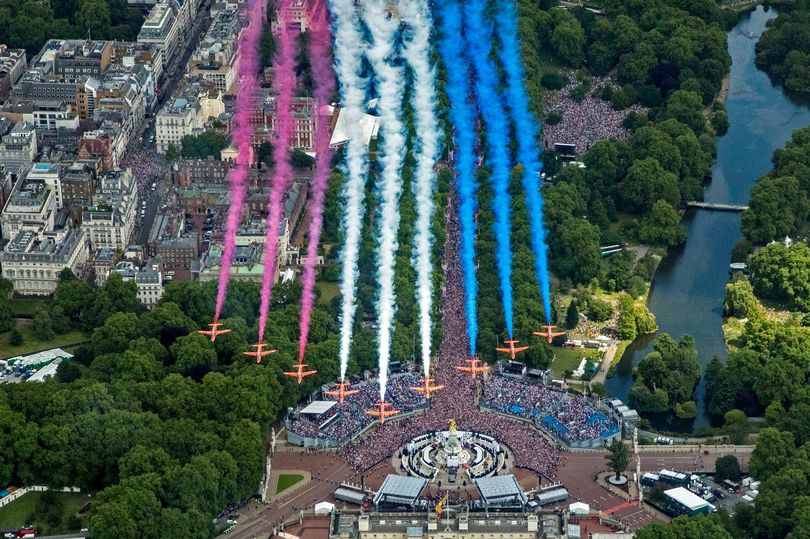Red Arrows VE Day flypast route and timings in full as Brits urged to ...