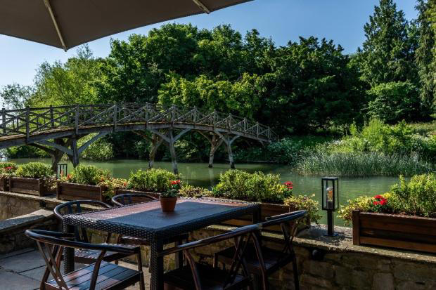 Oxfordshire pub's 'riverside gem' beer garden named among best in Britain