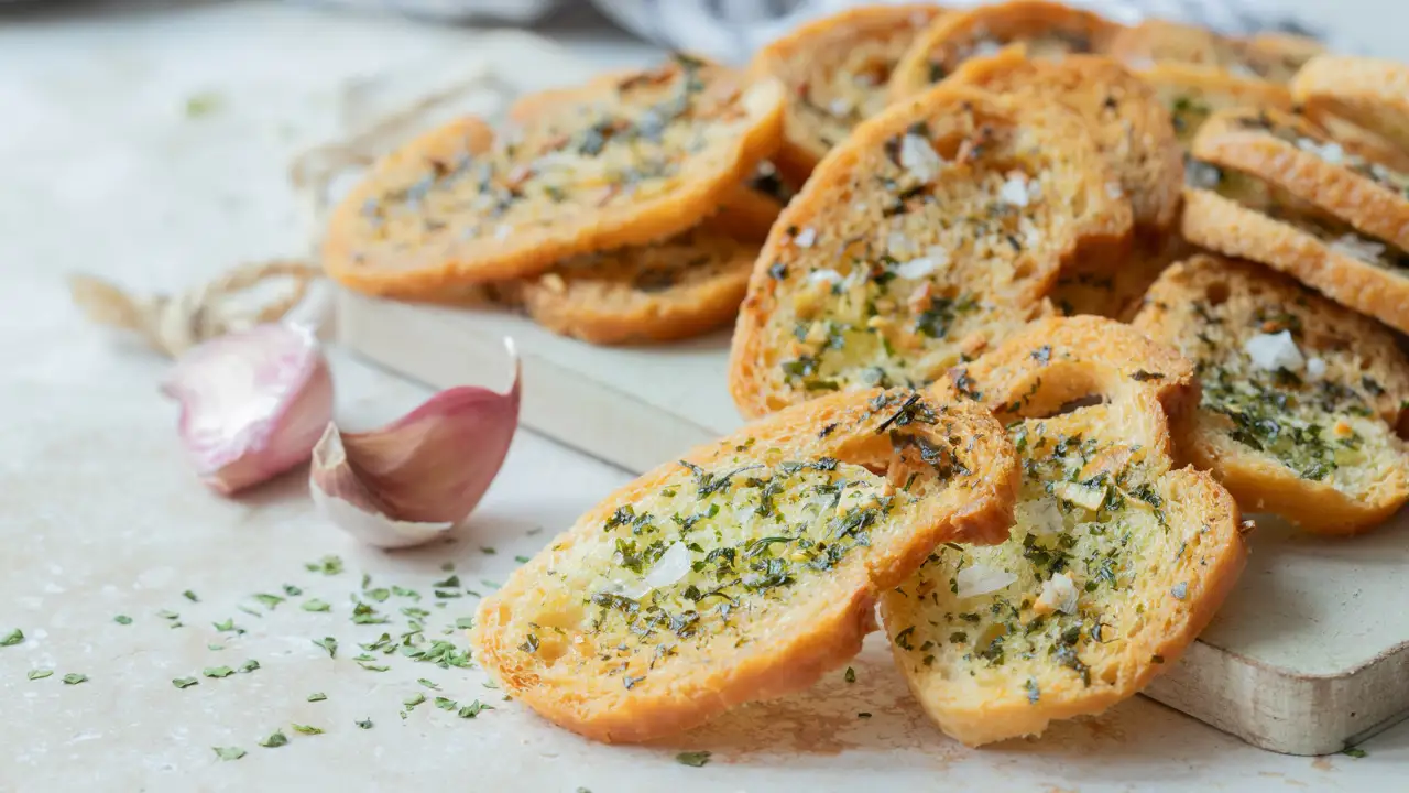 Aprovecha el pan duro y prepara el aperitivo más adictivo y crujiente ...