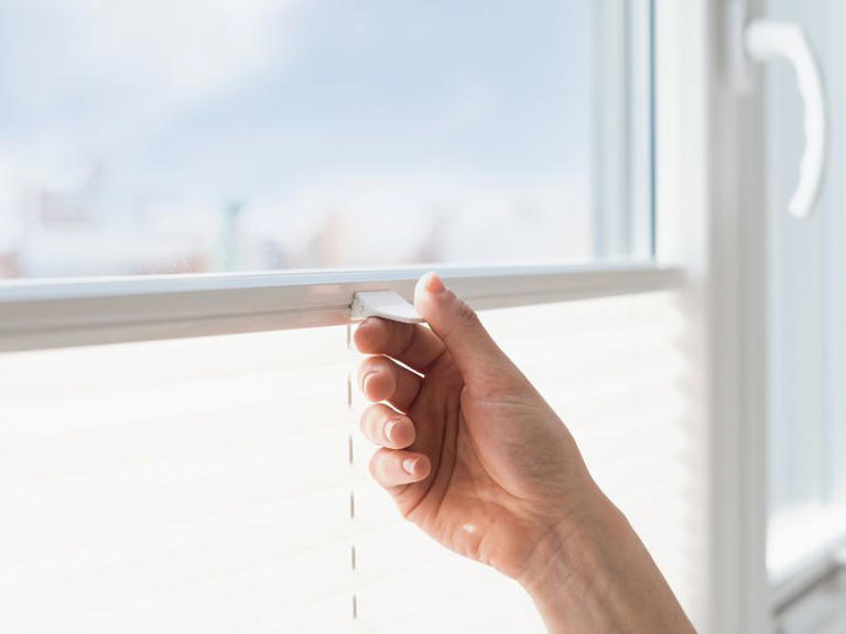 Putz-Tipp: So einfach sehen Plissees wieder wie neu aus