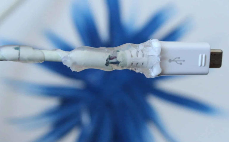 Cómo reparar el cable del cargador del móvil en casa: trucos y ...