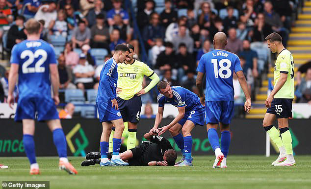 Jamie Vardy hilariously brings a halt to play by blowing the referee's ...
