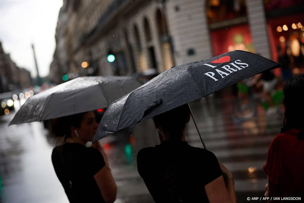 Hagelstorm zet metro en straten in Parijs onder water