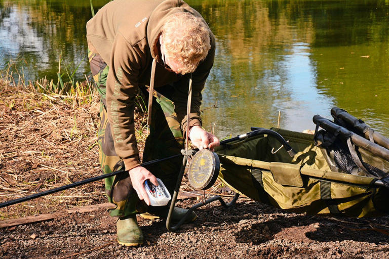 How to weigh fish safely and accurately