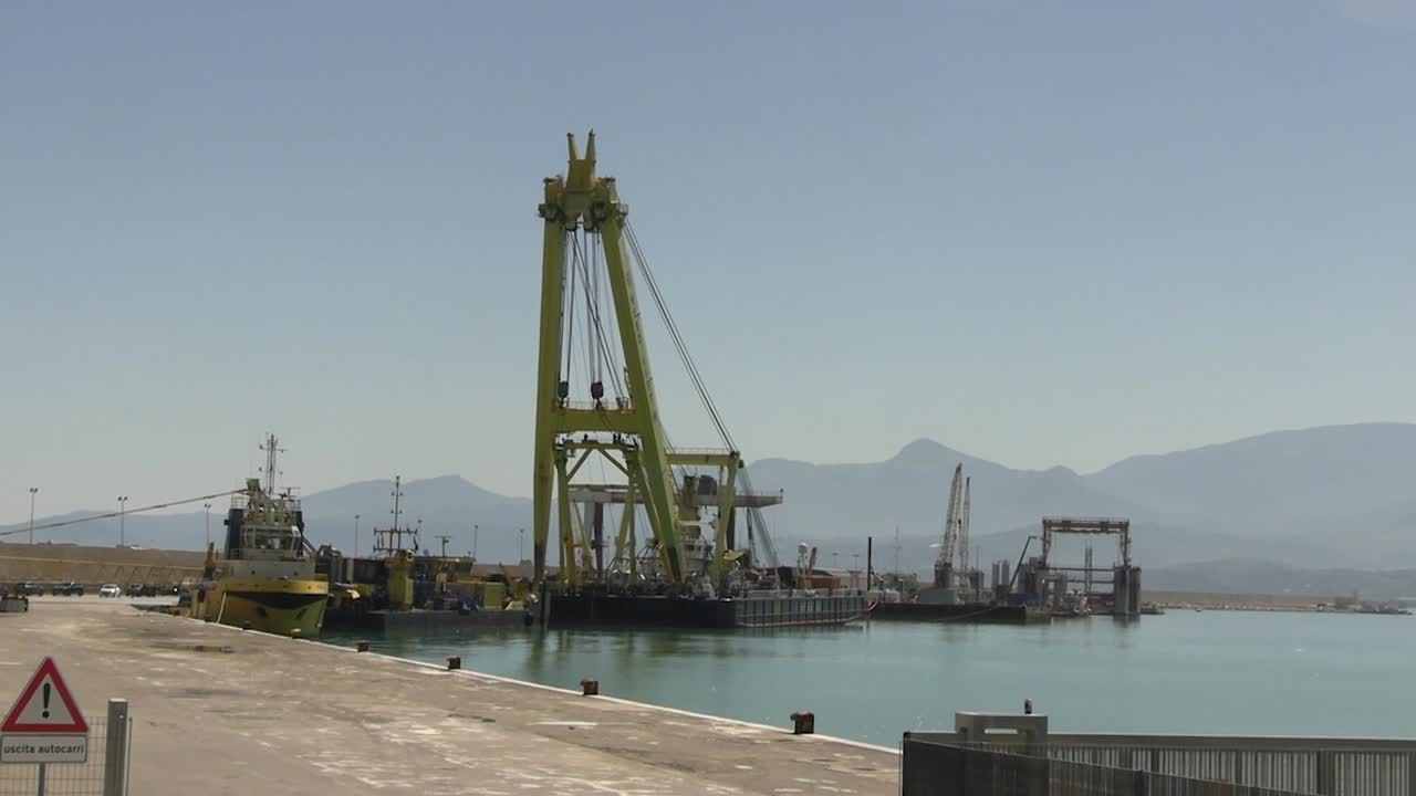 Bayesian, a Termini Imerese la gru galleggiante per il recupero