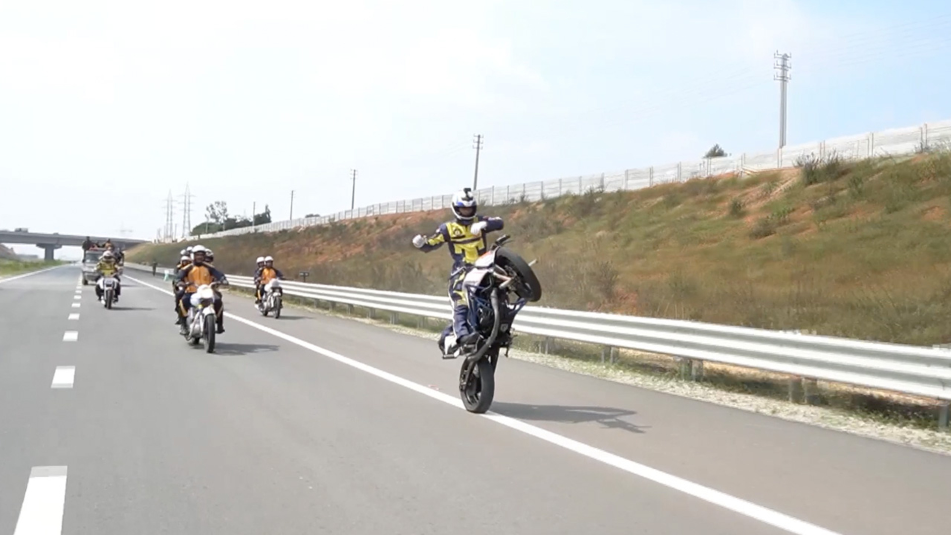 Stuntfahrer vollführt einen kilometerlangen einhändigen Motorrad-Wheelie