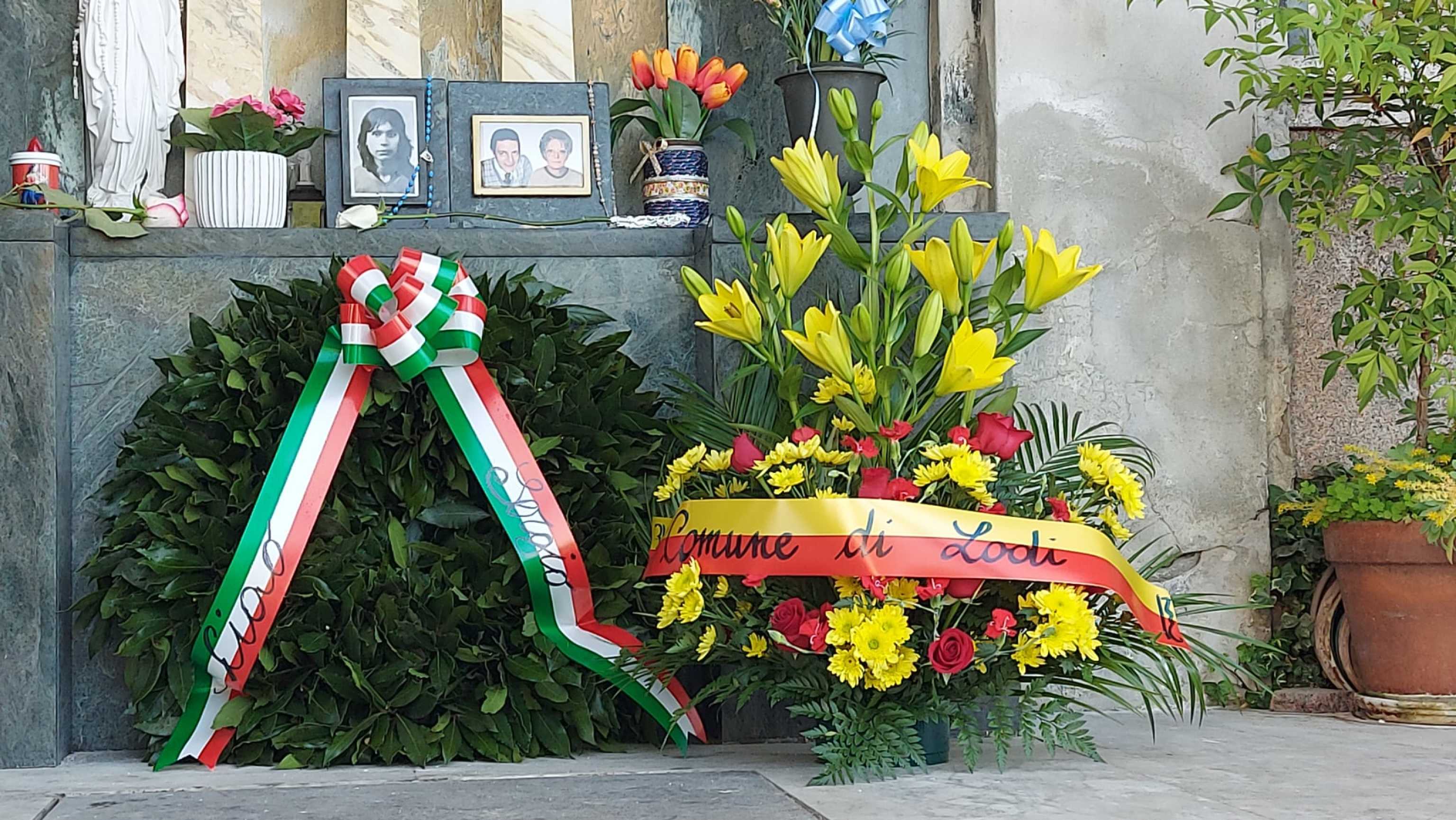 Commemorazione a tomba di Ramelli a Lodi con saluto romano