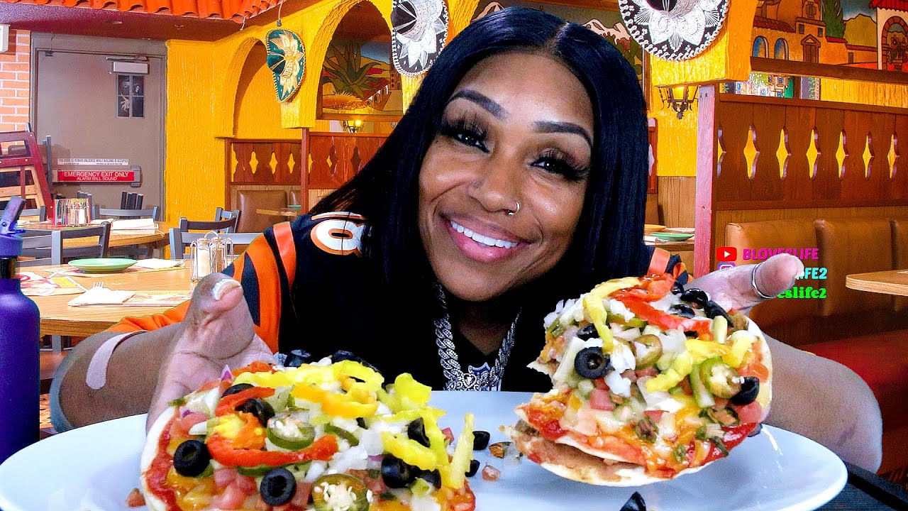 ASMR: Eating a Mexican Pizza (Crunchy Sounds)