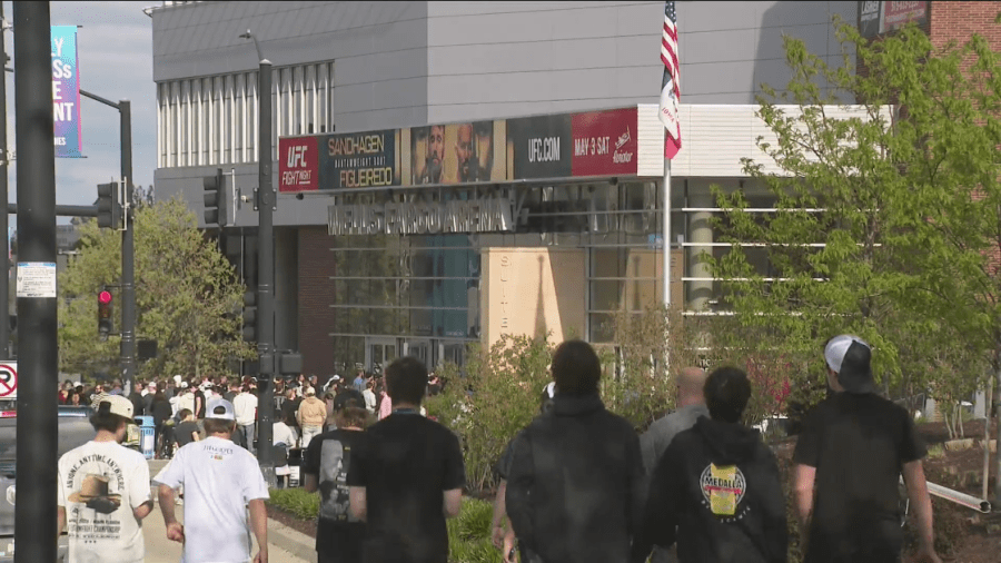 Crowds gather during busy day in Downtown Des Moines