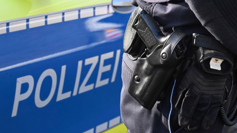 Altenerding: Bewaffneter Mann von Polizisten bei München angeschossen