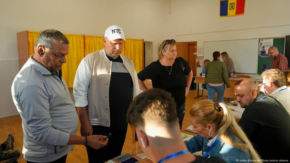 Romania: Election re-run underway after vote annulment