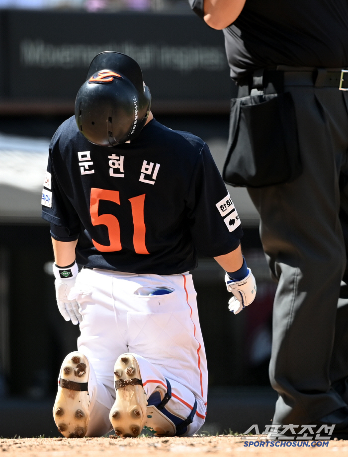 No, what is this? Moon Hyun-bin is out of the first base return. → Replacing the reprimand star