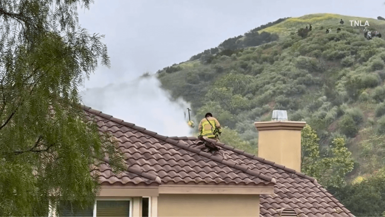 2 killed in Simi Valley plane crash, homes burned in fire