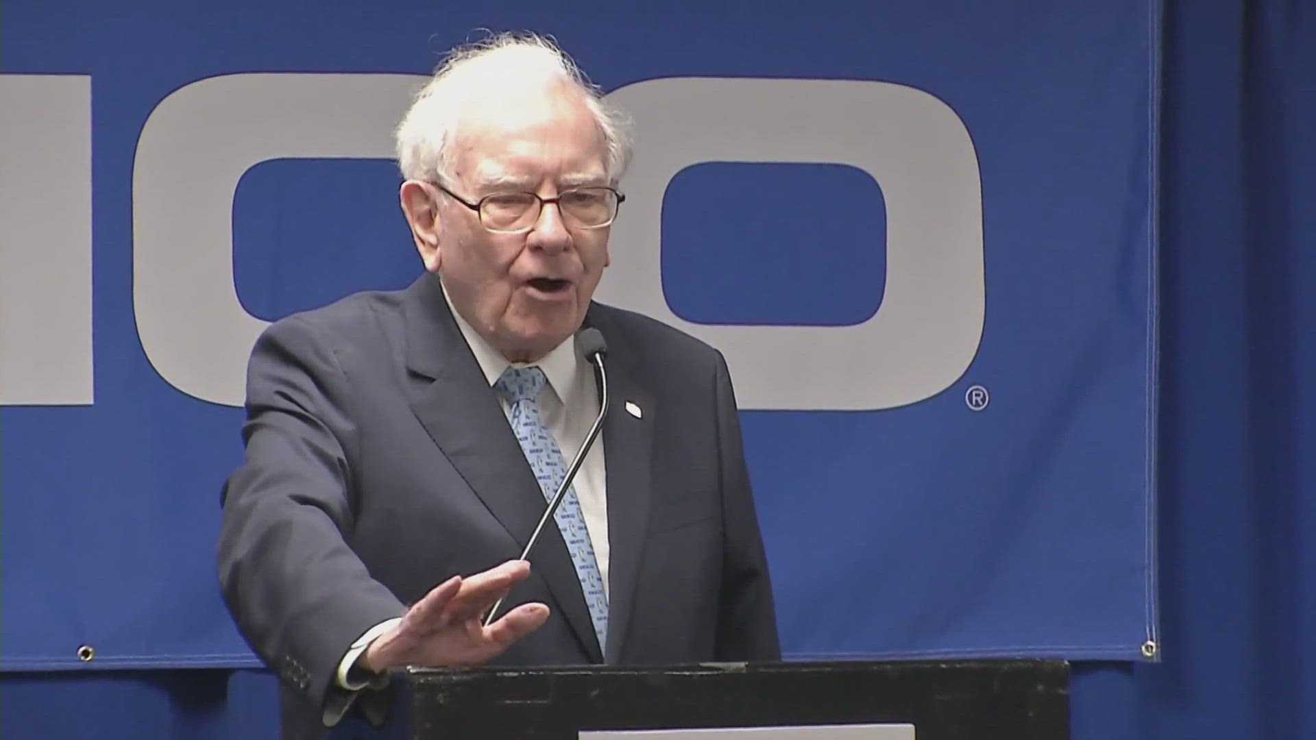 Warren Buffett announces retirement