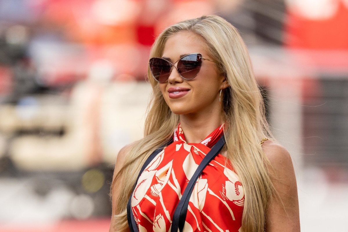 Chiefs Heiress Gracie Hunt Wows Fans With Sweet Photos With Mom and Sister