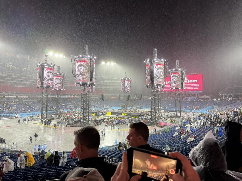 Concertgoers forced to take cover from lightning at Nissan Stadium