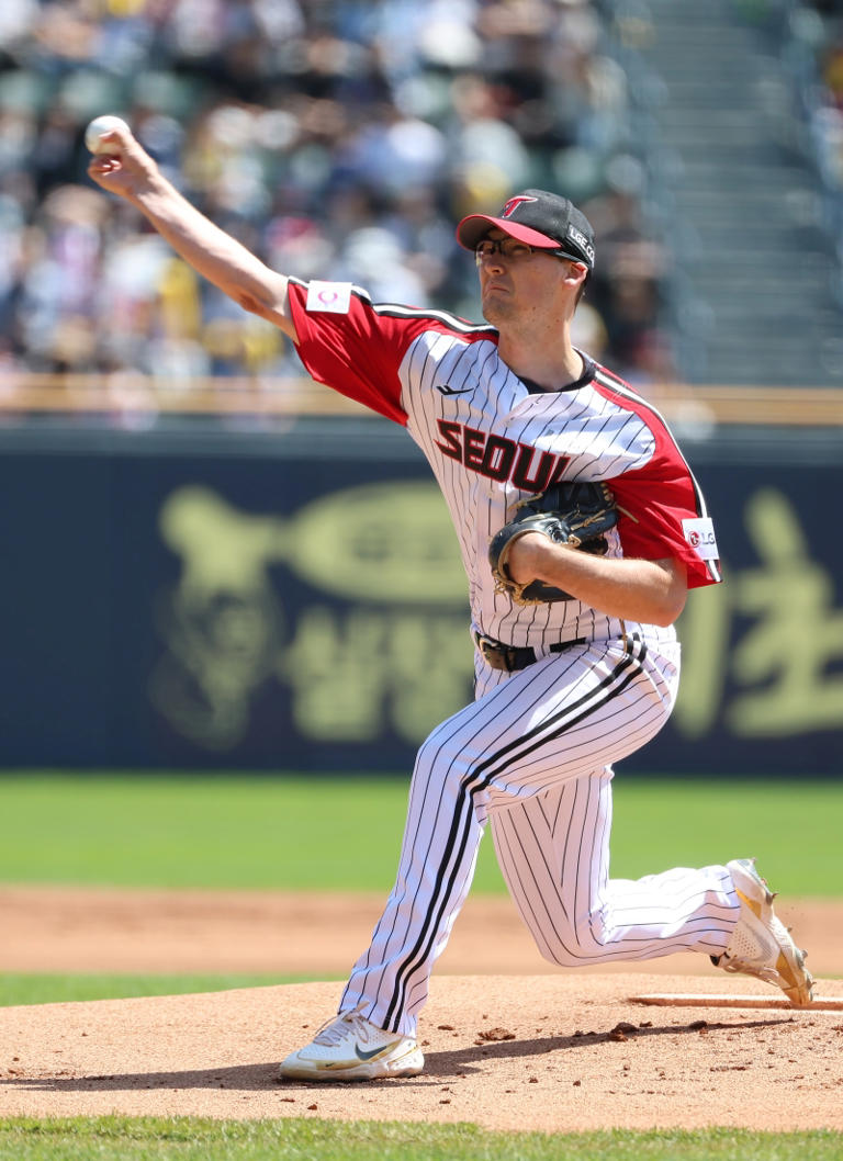 KBO리그 데뷔전서 합격점! LG 코엔 윈, SSG전 6이닝 3실점...최고구속 147km [잠실 라이브]