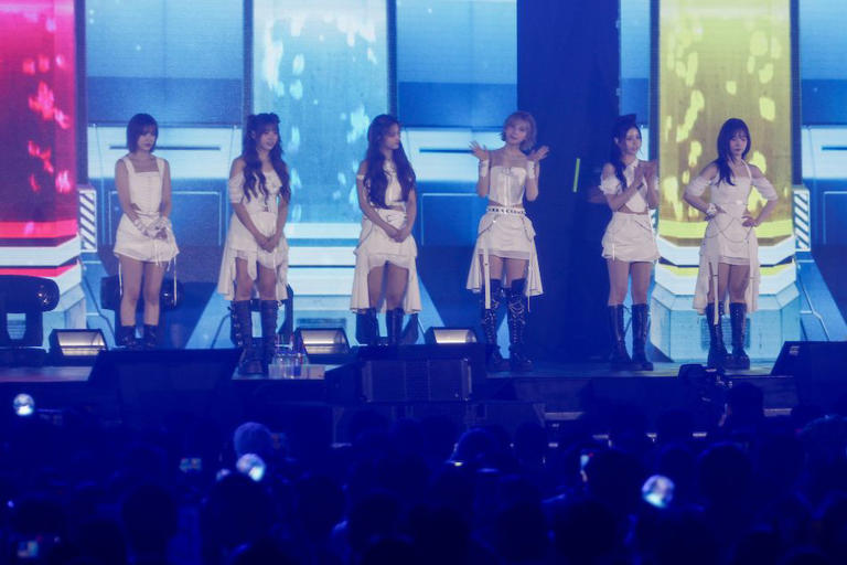 Energetic crowd powers K-pop group NMIXX in 2nd Manila show
