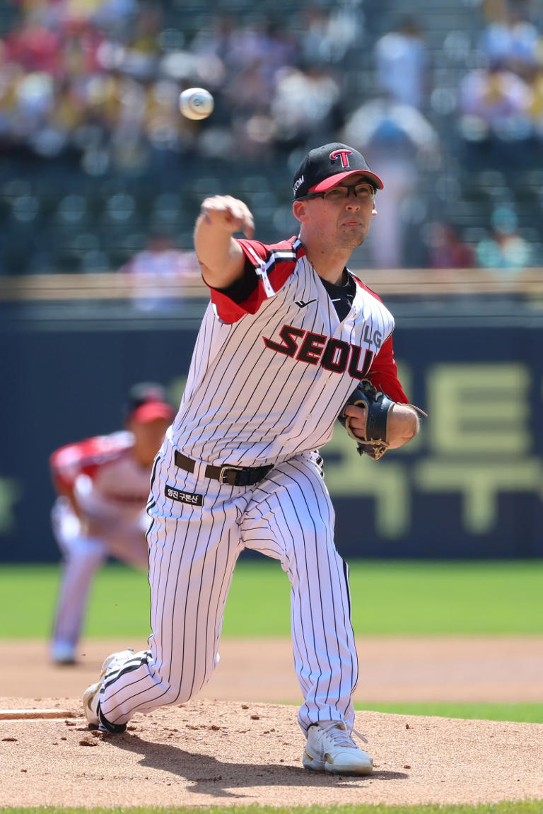 KBO리그 데뷔전서 합격점! LG 코엔 윈, SSG전 6이닝 3실점...최고구속 147km [잠실 라이브]