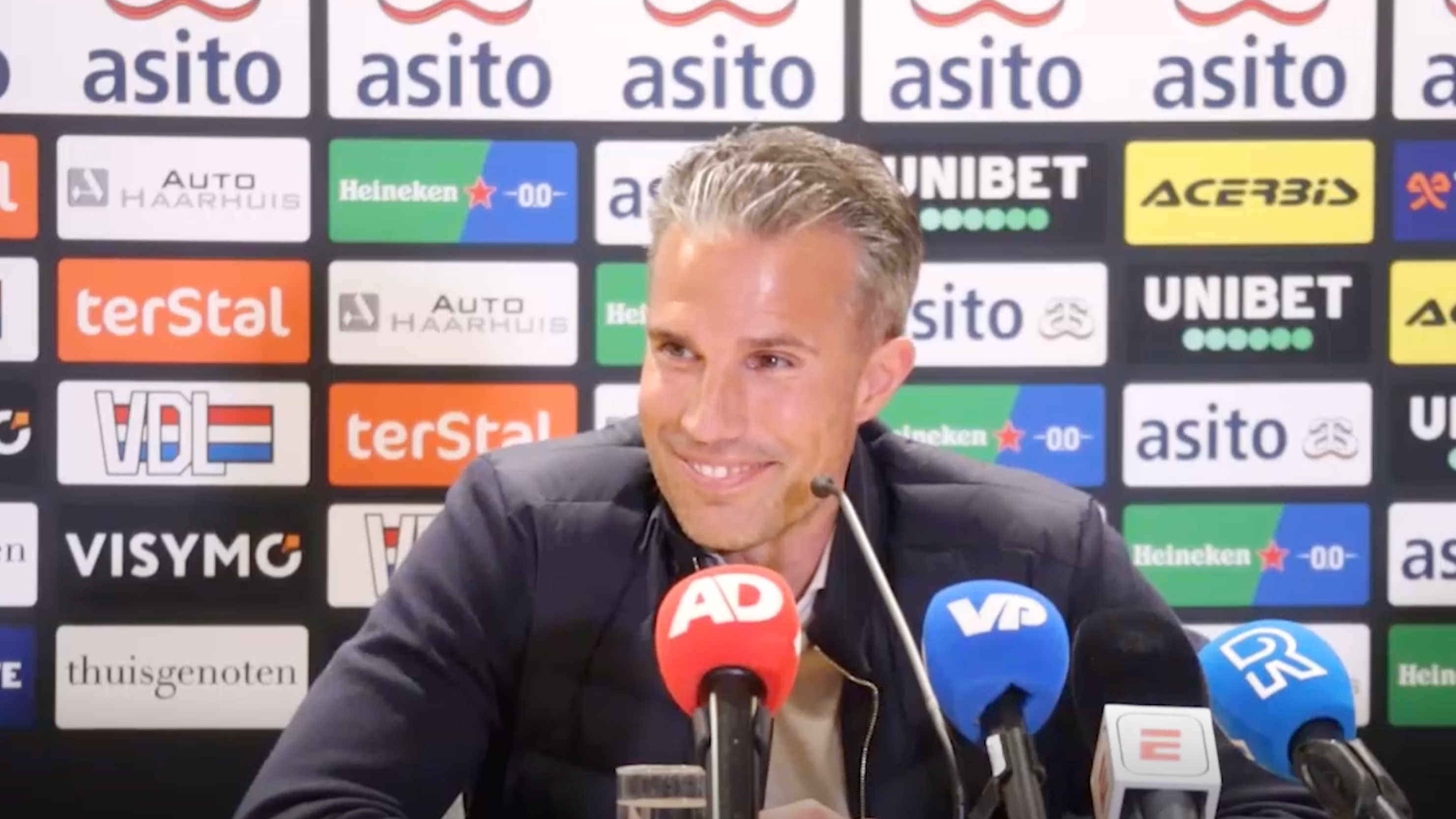 Glimlach verraadt aan welke kant Robin van Persie staat nadat Dávid ...