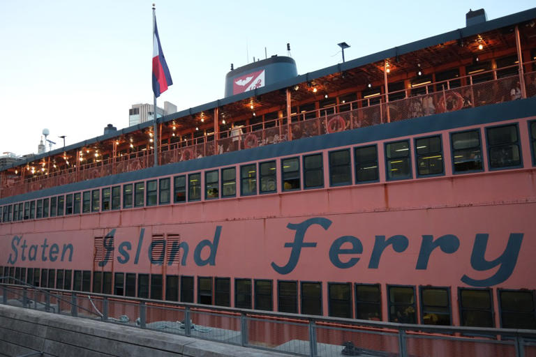 Colin Jost tries to sell his Staten Island ferry in ‘SNL’ sketch after ...