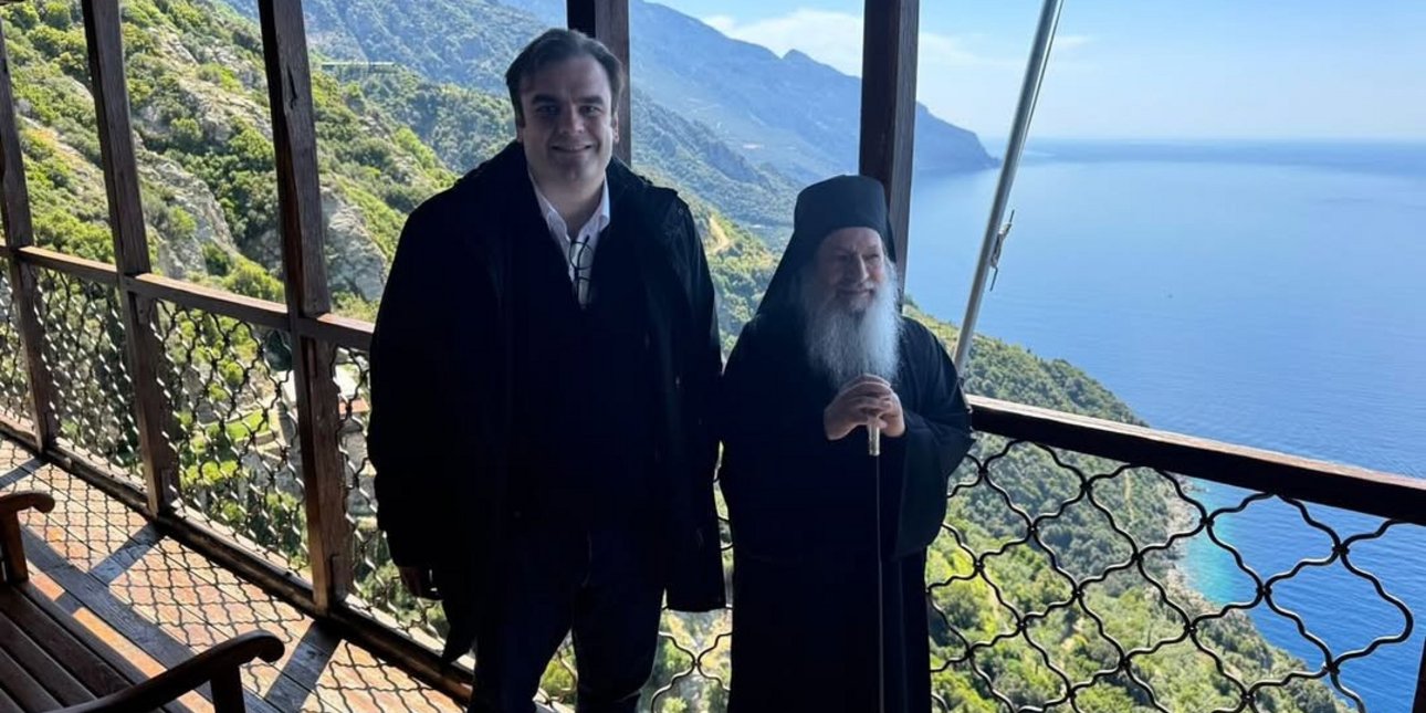 Επίσκεψη - προσκύνημα του Κυριάκου Πιερρακάκη στο Άγιο Όρος: «Μαθαίνεις ...