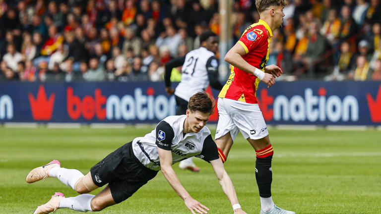 Fans Go Ahead Eagles beledigen Wouter Goes, die al na 14 seconden hard wordt aangepakt