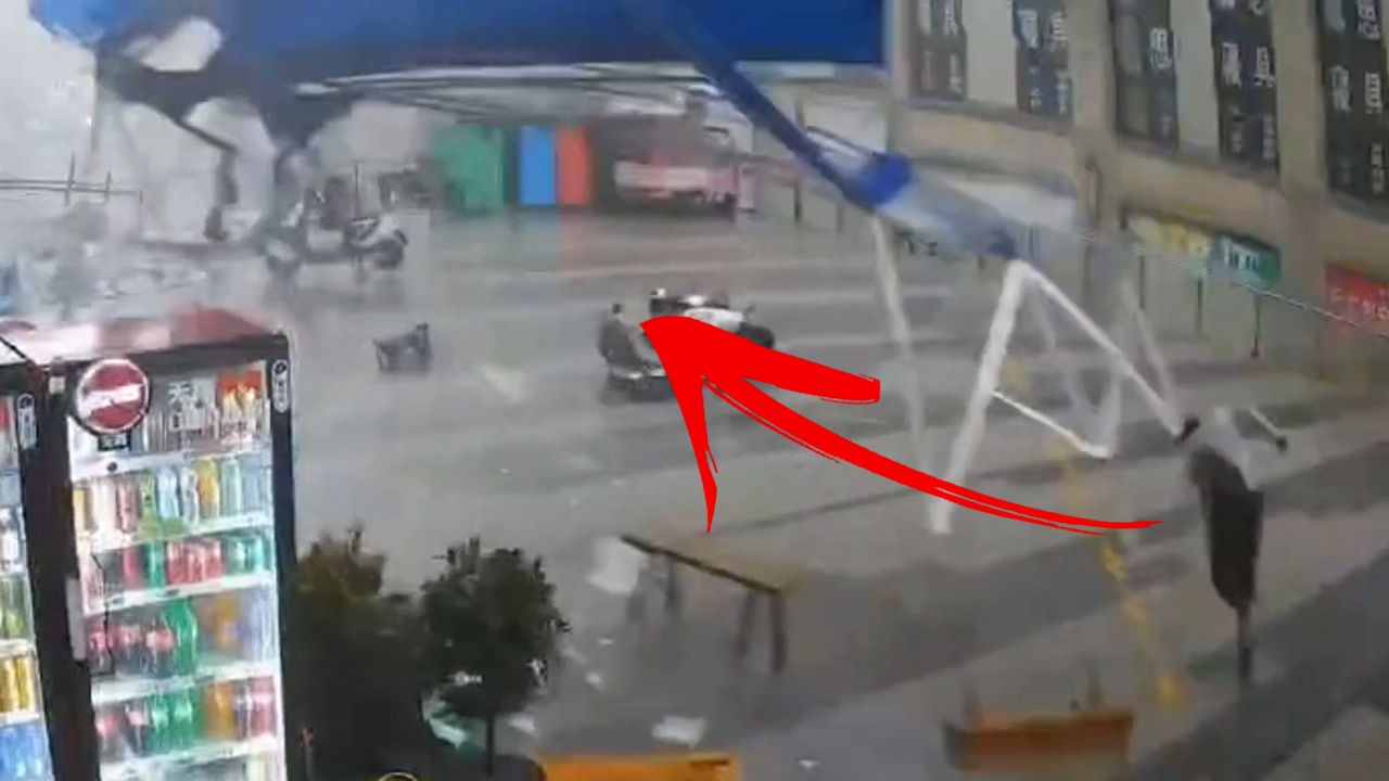 Proprietario aggrappato al gazebo viene spazzato via dal vento