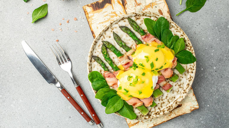 Here's What You Should Be Serving With Eggs Benedict