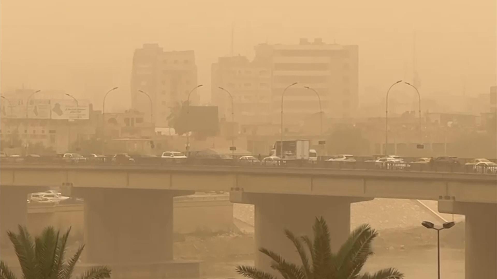 Heavy sandstorm covers the Iraqi capital of Baghdad