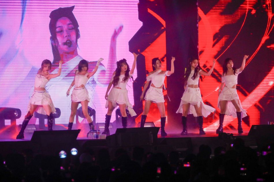 Energetic crowd powers K-pop group NMIXX in 2nd Manila show