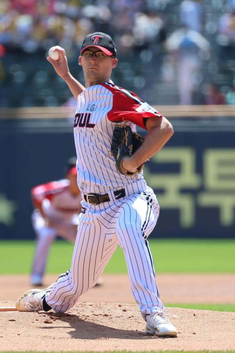 KBO리그 데뷔전서 합격점! LG 코엔 윈, SSG전 6이닝 3실점...최고구속 147km [잠실 라이브]